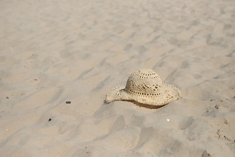 Summer at the Beach, Sun Hat on the Sand at Beautiful Beach. Vac Stock ...