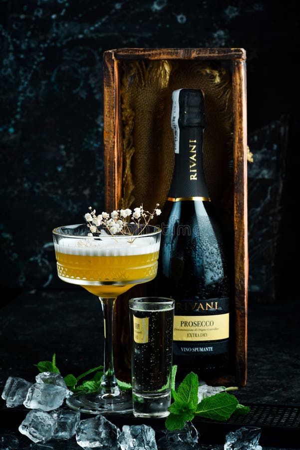 Summer Cocktail and Bar Concept. Fresh Alcoholic Cocktail with ...