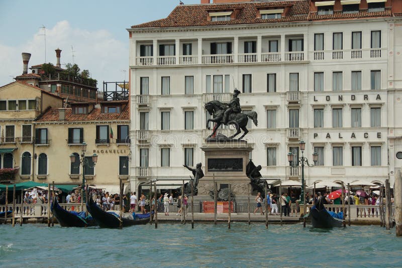 Summer Lagoon Walk editorial stock photo. Image of building - 236147903