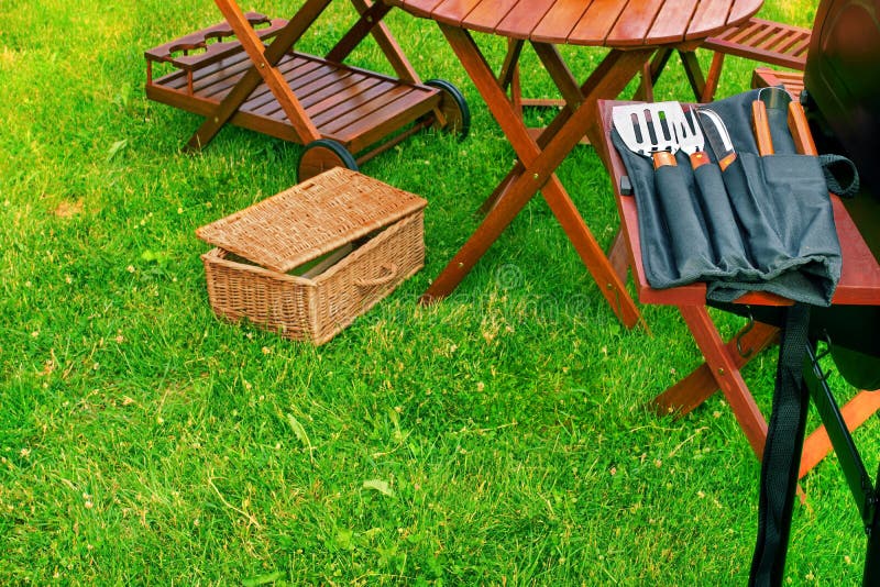 Summer Picnic in the Backyard Stock Photo - Image of champagne, cookout ...