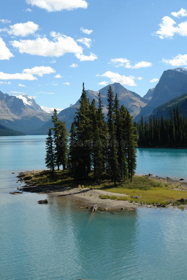 Summer View of Spirit Island Stock Image - Image of peaks, clear: 4952127
