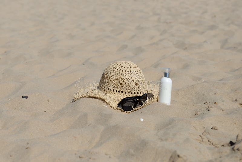 Summer at the Beach, Sun Hat on the Sand at Beautiful Beach. Vac Stock ...