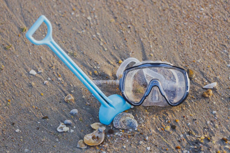 Summer Vacation Concept. Diving Mask with Shovel and Shells on the ...