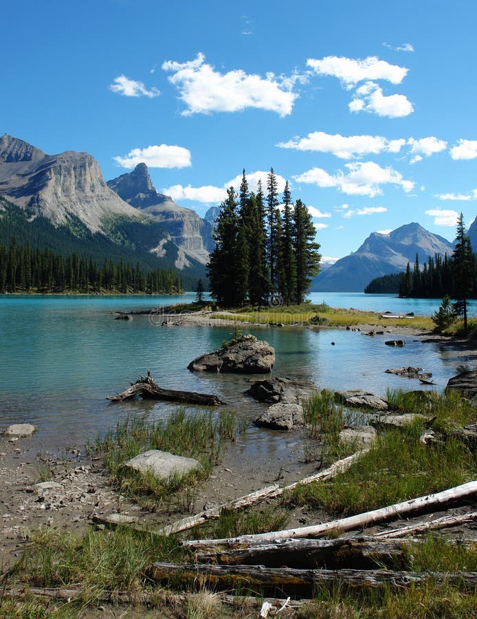 Summer View of Spirit Island Stock Image - Image of peaks, clear: 4952127