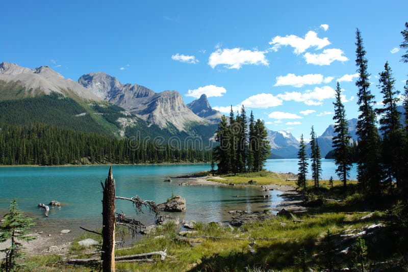 Summer View of Spirit Island Stock Image - Image of peaks, clear: 4952127