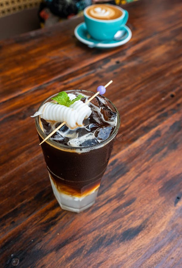 Sumo De Coco Americano Gelado Foto de Stock - Imagem de coco, delicioso ...