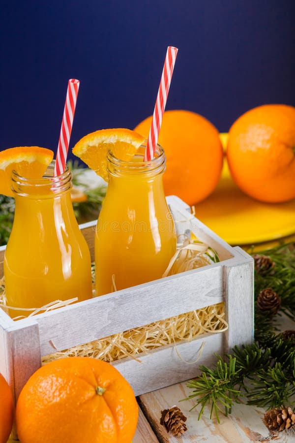 Sumo De Laranja Em Um Frasco Imagem de Stock - Imagem de verde ...