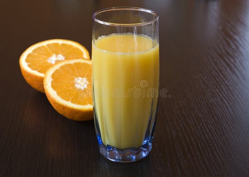 Sumo De Laranja Fresco Na Tabela Foto de Stock - Imagem de entalhe ...