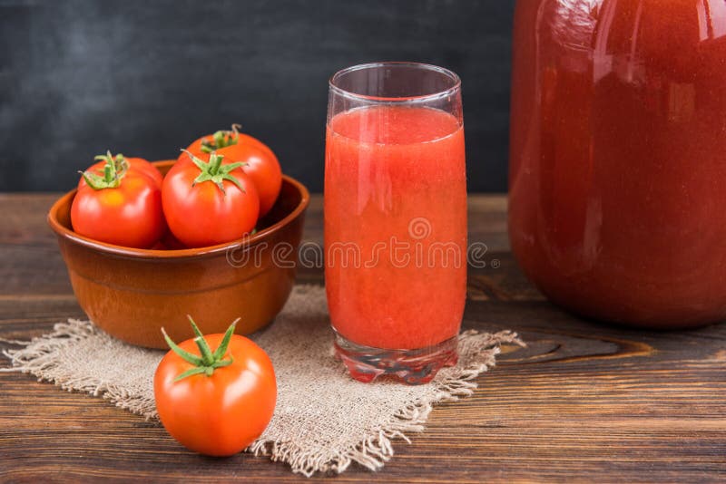 Sumo De Tomate Com Tomate Sobre Fundo Preto E De Madeira Foto de Stock ...