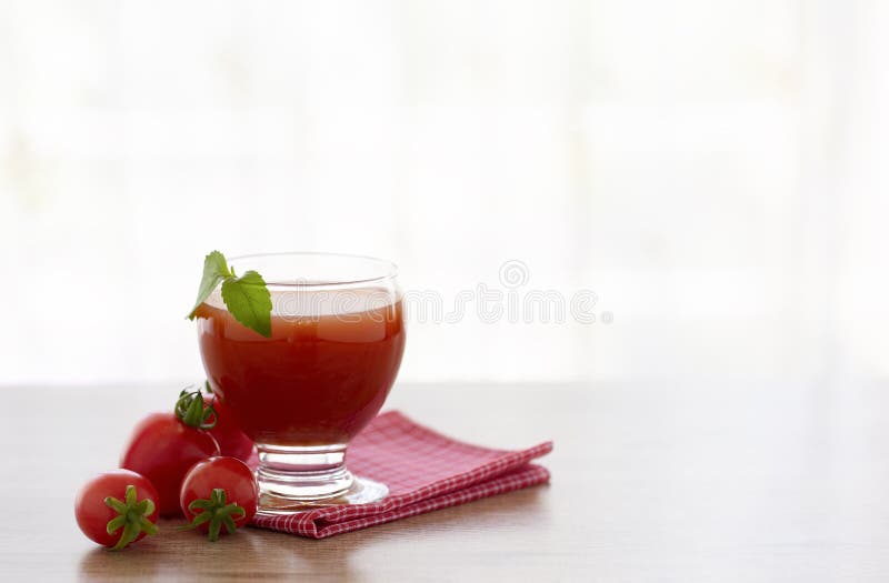 Sumo De Tomate Em Vidro Com Tomate Sobre Placema Sobre Fundo De Madeira ...