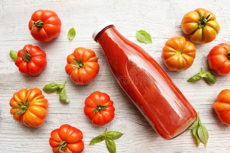 Sumo De Tomate Fresco Numa Garrafa De Fundo Branco Foto de Stock ...