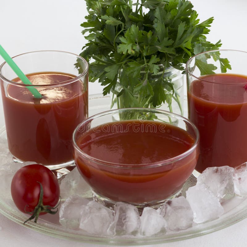 Sumo De Tomate, Tomate, Monte De Salsa Verde E Gelo Sobre Fundo Branco ...
