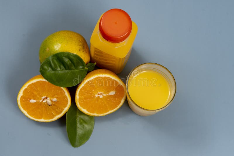 Sumo Natural De Laranja No Copo Com Garrafa De Lado. Foto de Stock ...