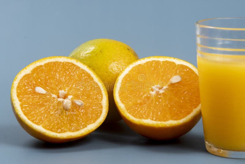 Sumo Natural De Laranja No Copo Com Garrafa De Lado. Foto de Stock ...