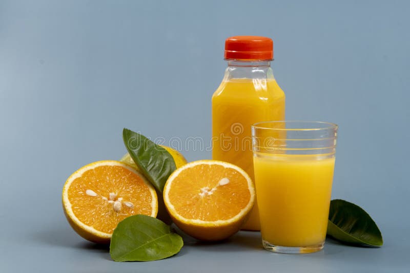 Sumo Natural De Laranja No Copo Com Garrafa Imagem de Stock - Imagem de ...