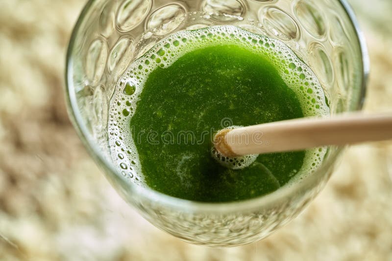 Sumo Verde No Fundo De Um Copo Com Palha De Bambu Foto de Stock ...