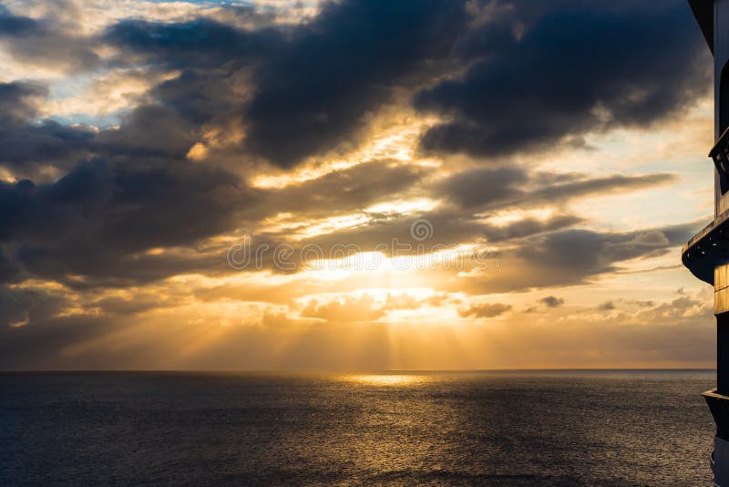 Sun Breaking through at Sunset with Reflection on the on the Ocean ...