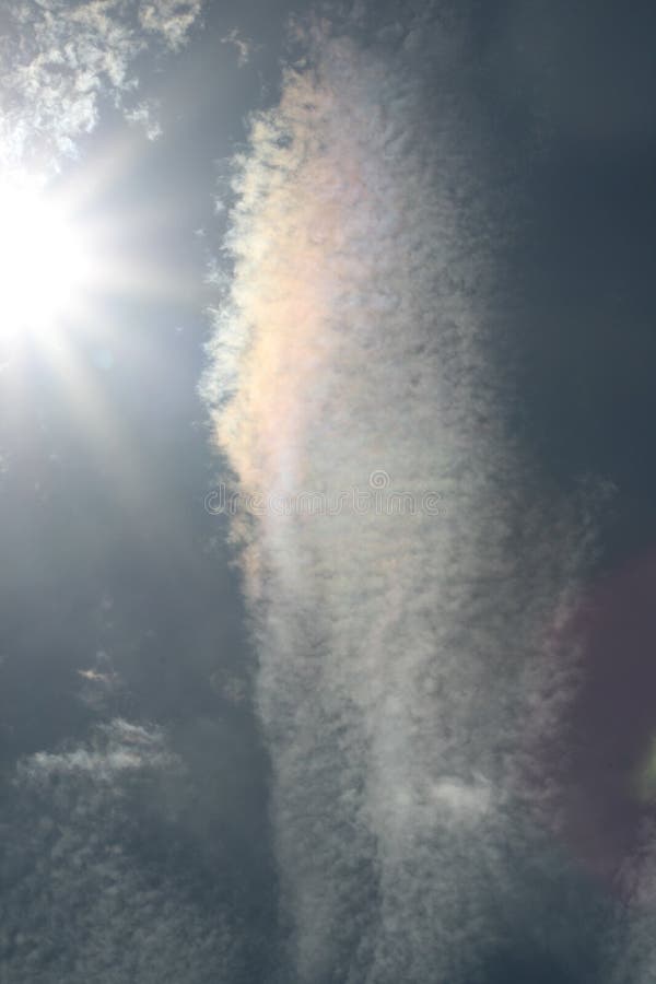 Sun emerge da nuvem imagem de stock. Imagem de carregado - 12343633