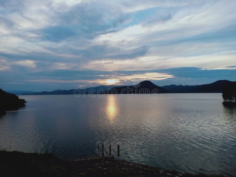 The Sun is Going Down at the Reservoir. in the Evening the Sun Shines ...