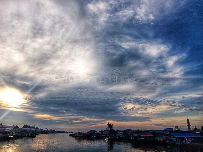 The Sun Looks Beautiful when it Will Sink Stock Image - Image of wave ...