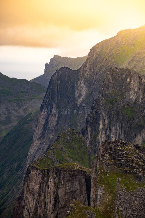 Noruega Pico De Segla En Senja En Troms Foto de archivo - Imagen de ...