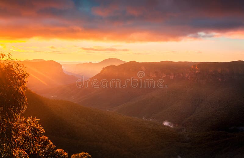 Sun Rays into Grose Valley Blue Mountains Just after Sunrise Stock ...