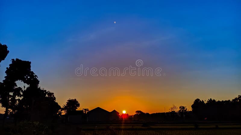 The Sun Rises in the Morning Stock Image - Image of skyline, horizon ...