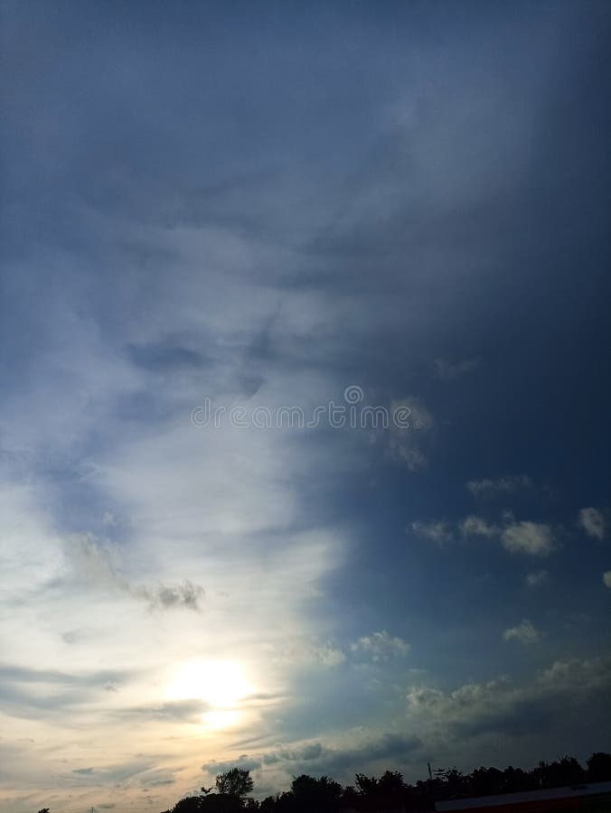 The Sun Sets in the Afternoon when There are Many People in the Field ...