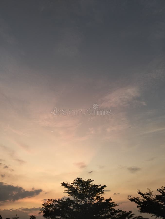 The Sun Sets Behind the Evening Clouds Stock Image - Image of sunsets ...