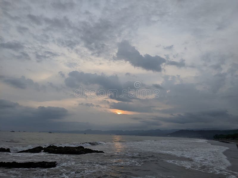 The Sun Sets in the Middle of the Ocean Noisy by the Waves Stock Photo ...