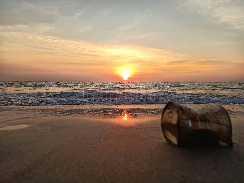 The Sun Sets on a Wavy Beach Stock Photo - Image of terbenam, yang ...