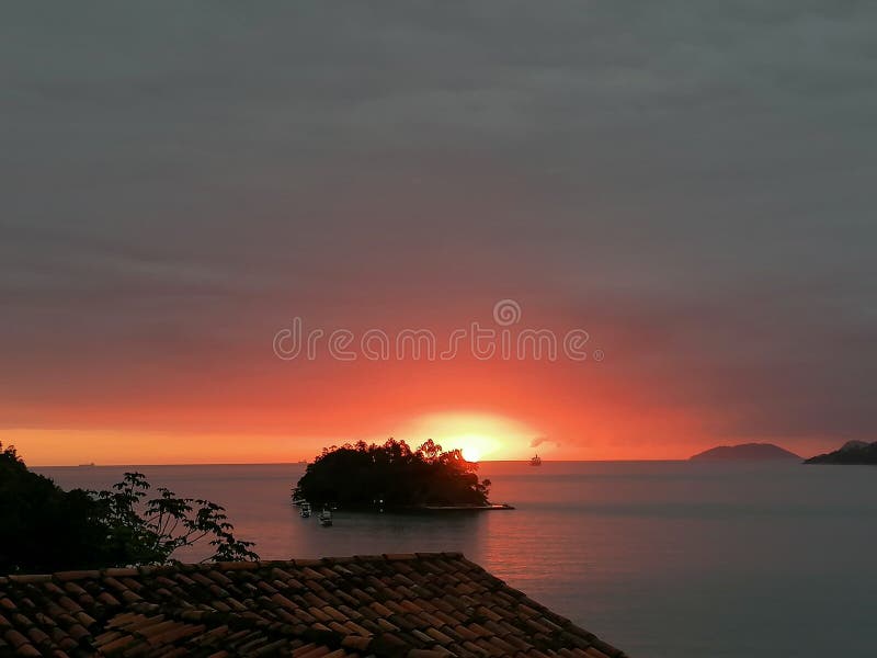 Sun setting in the ocean stock photo. Image of sunset - 186067992