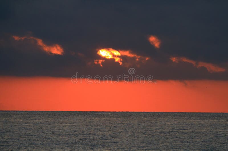 Sun Setting Over the Ocean at Dusk Stock Image - Image of sunset ...
