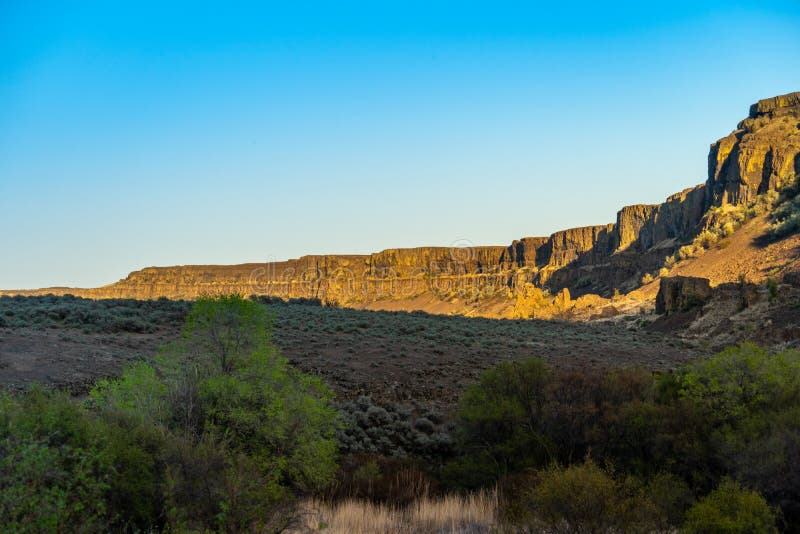 Sun Setting on Rock Cliffs at Sun Lakes State Park in Washington State ...