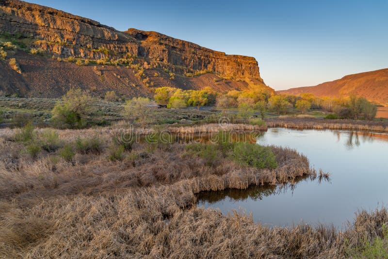 Sun Setting on Rock Cliffs at Sun Lakes State Park in Washington State ...