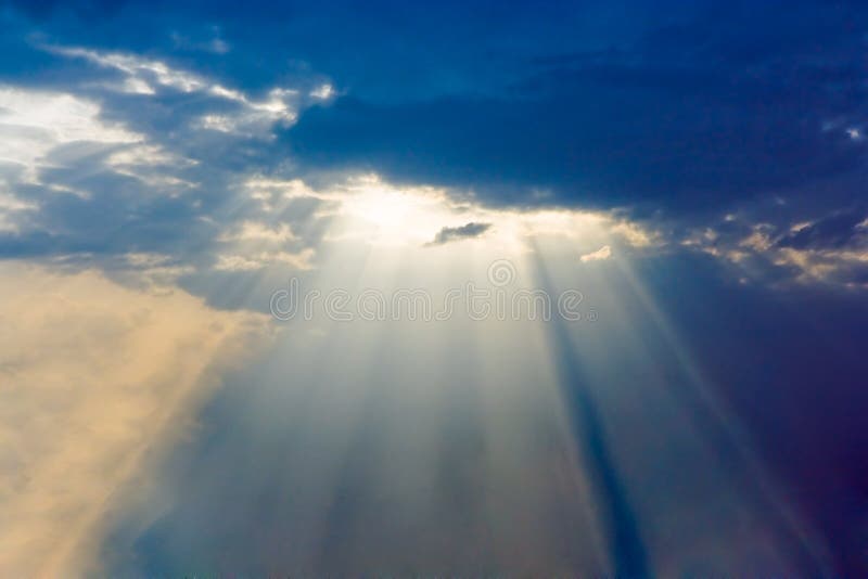 Sun-Strahlen Schlagen Durch Das Loch Von Wolken Stockbild - Bild von ...