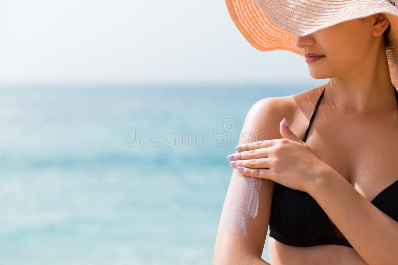 Sunblock De Protection Solaire Femme Dans Un Chapeau Mettant La Cr?me ... Sunblock De Protection Solaire Femme Dans Un Chapeau Mettant La Cr?me ...