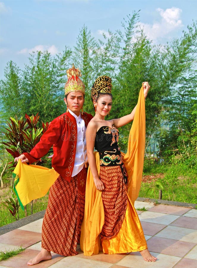 Sunda dancer editorial stock image. Image of dancers - 32147234