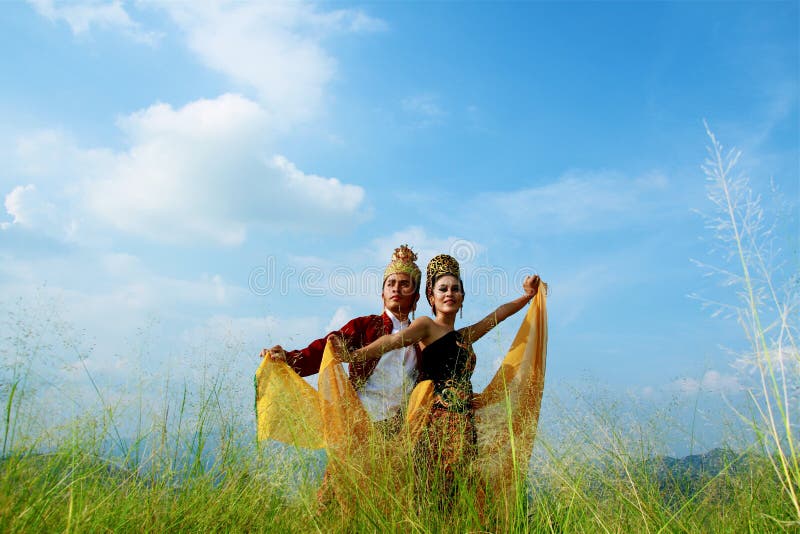 Sunda dancer editorial stock image. Image of batik, traditional - 32147244