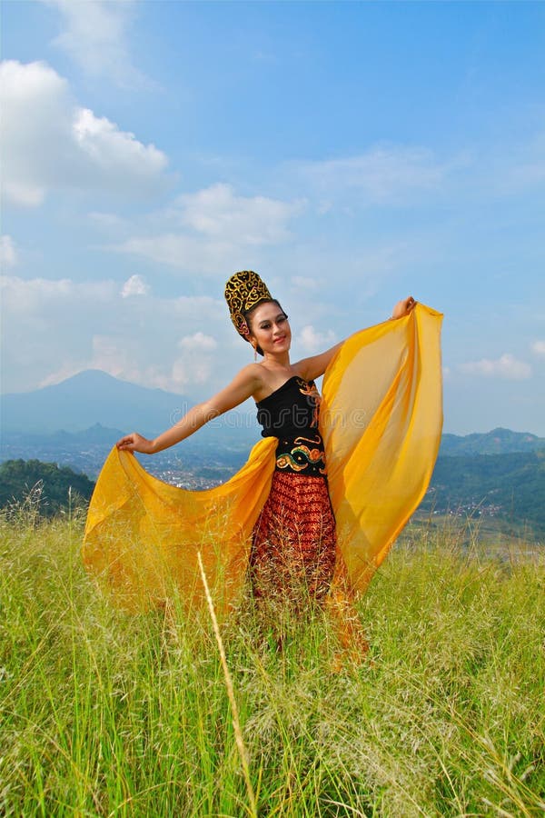 Sunda dancer editorial stock photo. Image of pretty, indonesia - 32147268