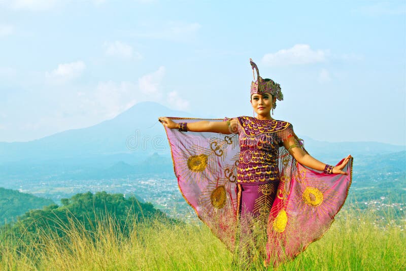 Sunda dancer editorial photo. Image of costume, woman - 32147306