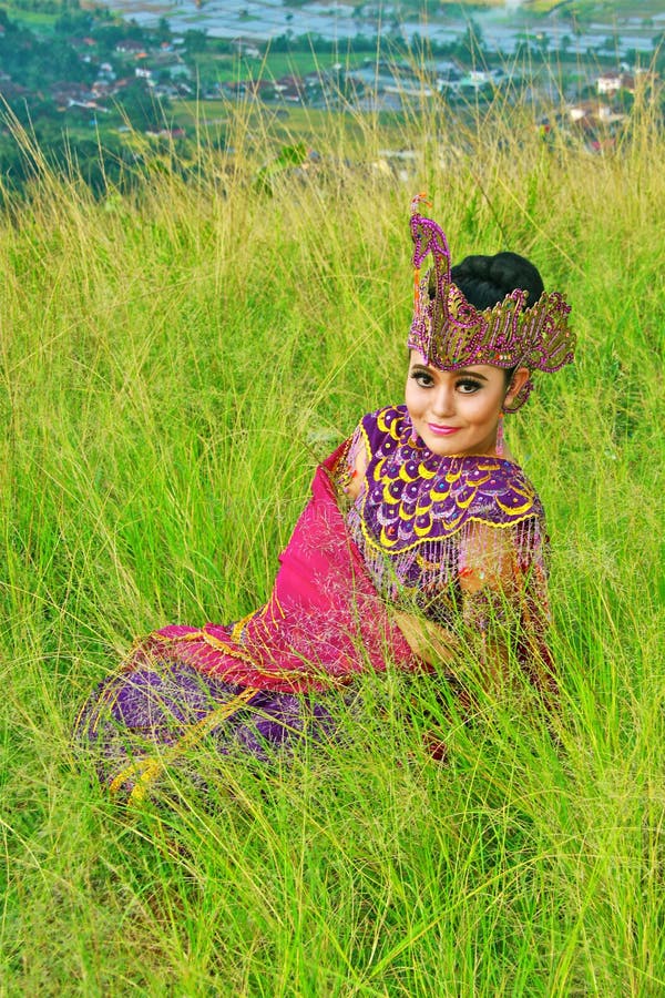 Sunda dancer editorial stock image. Image of woman, costume - 32147369