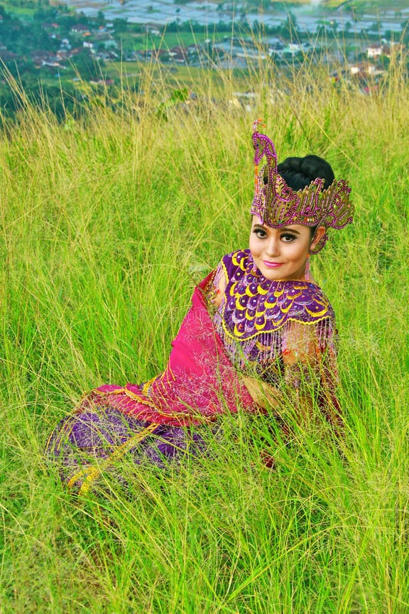 Sunda dancer editorial stock image. Image of woman, costume - 32147369