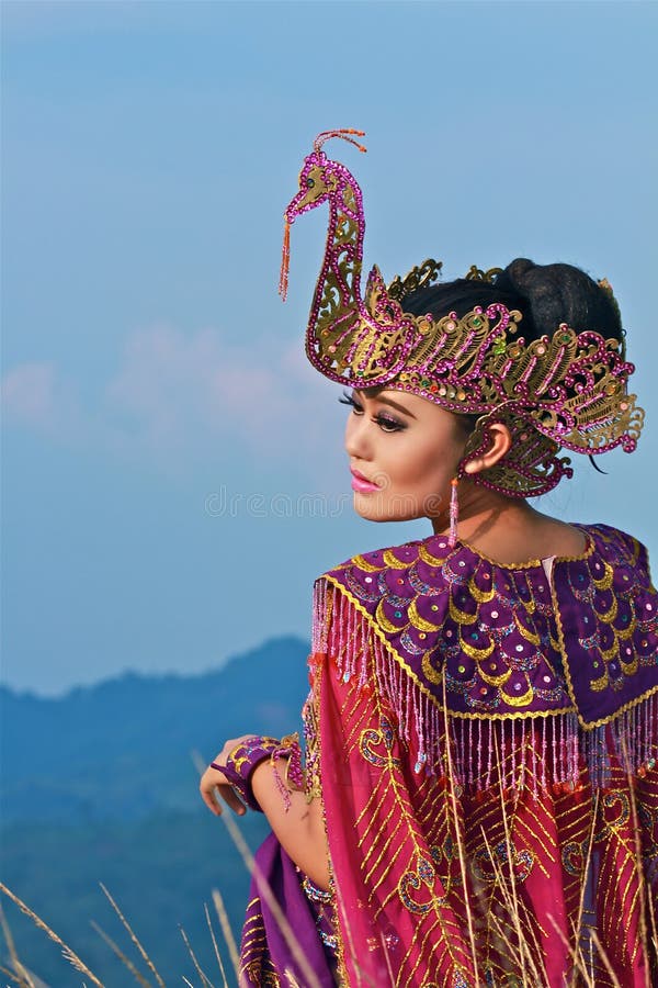 Sunda dancer editorial stock image. Image of outdoor - 32147384