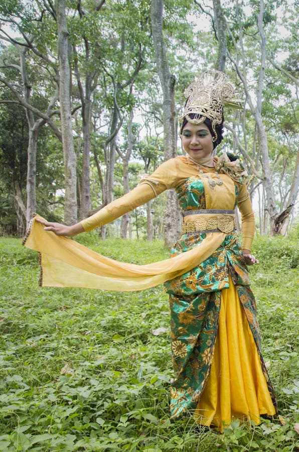 Dancing Traditional Javanese Costume Stock Images - Download 32 Royalty ...