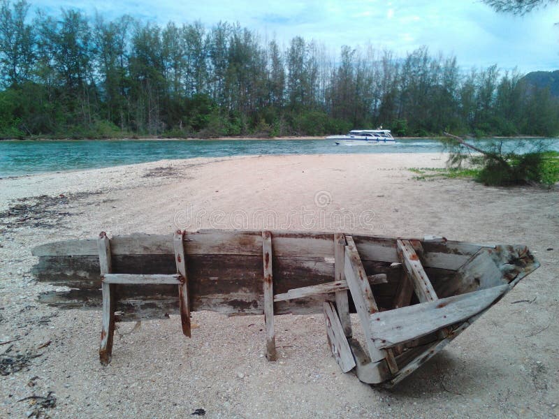Sunken boad editorial image. Image of beach, exifjpeg420 - 178765435