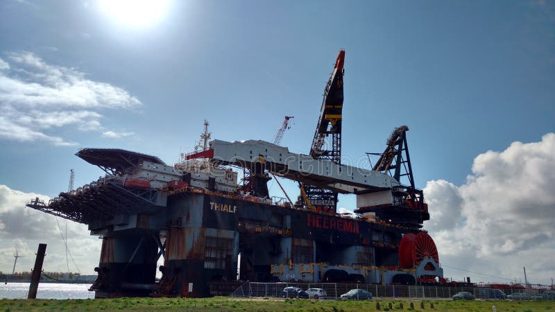 Sunny thialf heerema editorial stock photo. Image of heavylift - 91302578