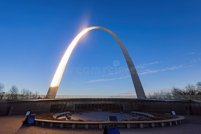 Sunny View of the Gateway Arch Editorial Stock Photo - Image of ...