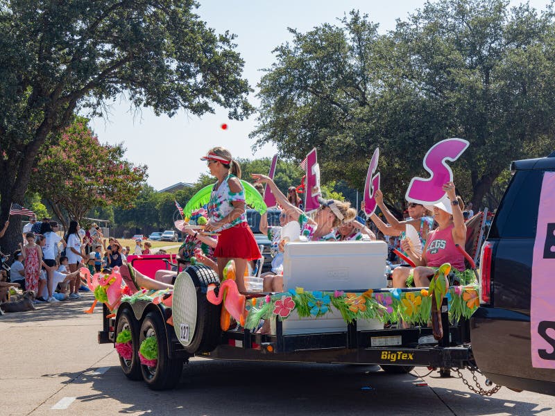 Sunny View of a July 4th Community Parade in Dallas Editorial ...