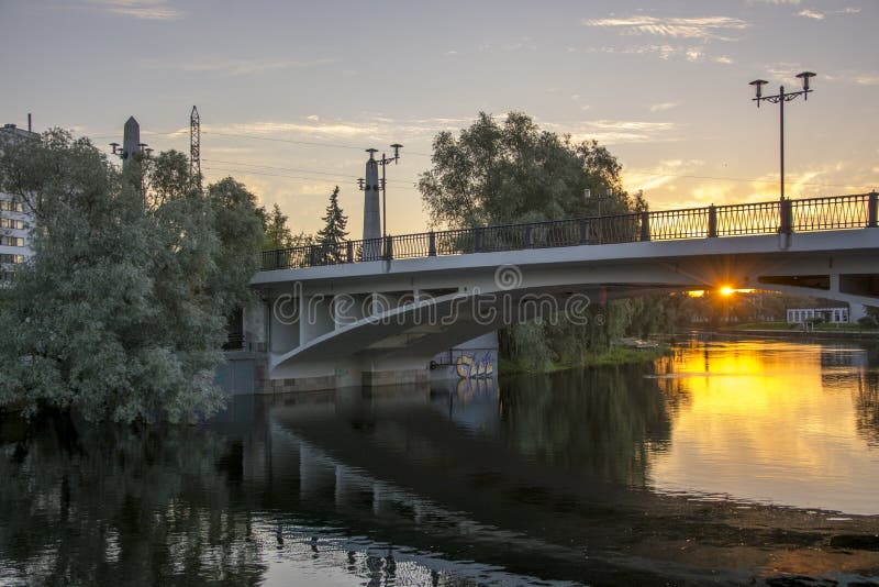 Sunrise behind a bridge stock image. Image of river, orange - 76357547